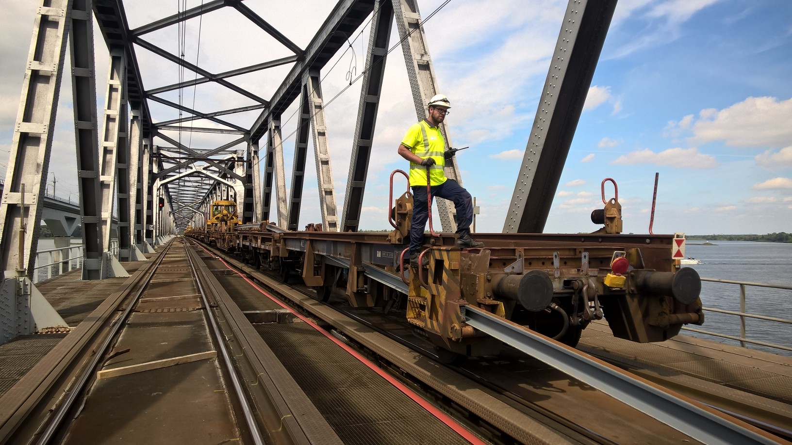 Spoorstaven gelost op de Moerdijkbrug - voestalpine Track Solutions ...