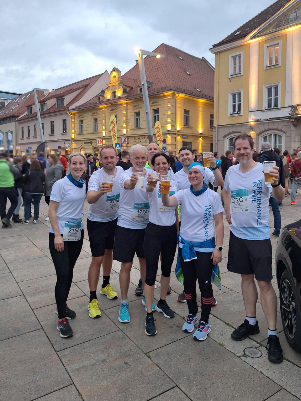 Strong together: PERFORMANCE IN WIRE team spirit at the business run in ...